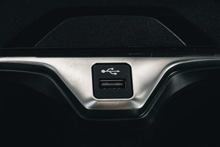 Toyota RAV4: USB-Port Problems incl. Solution - CarDeeply.com